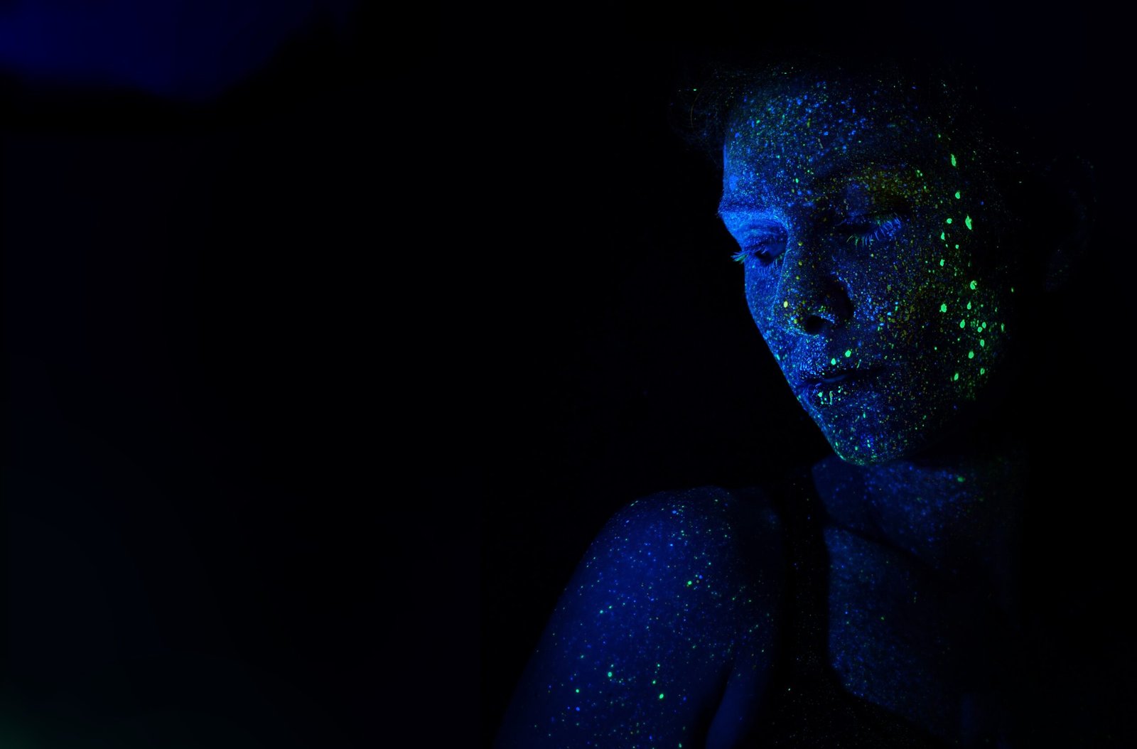 How to charge glow in the dark? (5 Best Ways)
